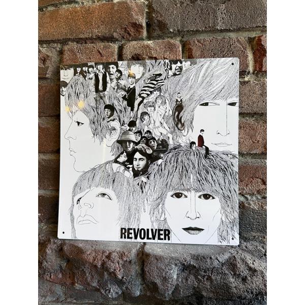 まるで60年代のロンドンの空気をそのまま切り取ったような一枚！アルバム「REVOLVER」のアートワークがクールなブリキ看板になって登場です。ぐるぐると渦を巻くように描かれた4人の肖像とコラージュされた当時の写真群…じっと見てると吸い込まれ...