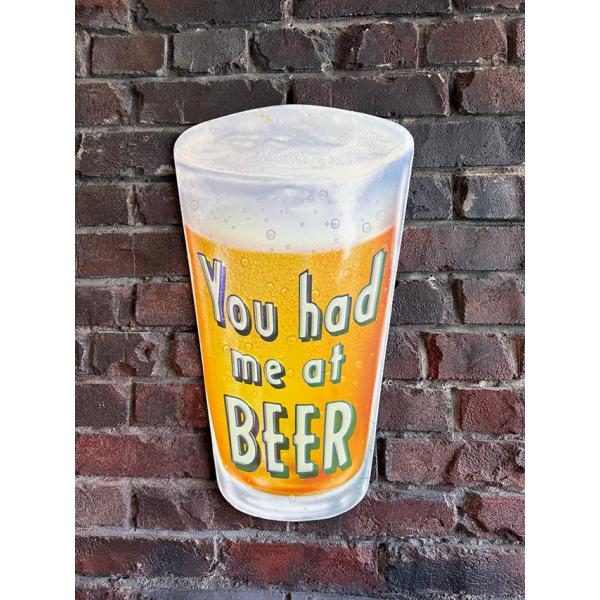 英語のユーモア看板で「ビールと聞いたら もう行くしかない！」ってノリの意味！元ネタはトム・クルーズ主演の映画「ジェリー・マグワイア」の名台詞からでYou had me at hello.（あなたの こんにちは で もう恋に落ちたの）をもじっ...