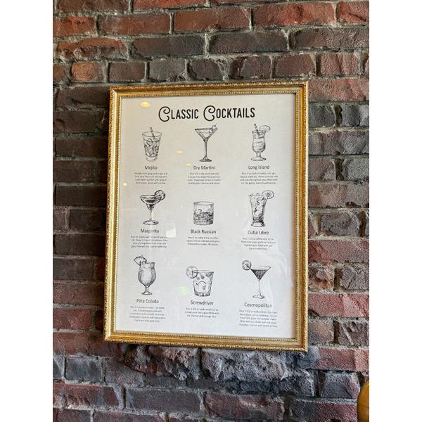 壁を一瞬で「バーの顔」に変えるアート。その名も「クラシック・カクテルズ」まるで古い洋書を切り取ったような 落ち着いたトーンと手描きの線画でモヒート、ドライマティーニ、ロングアイランド、マルガリータ、ブラックルシアン・・・・時代を超えて愛され...