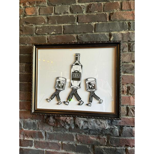 キャンディタワーの壁に また一枚見れば見るほどクセになる アメリカのバーにかかっていそうなユーモアアートが届きました。今度はウォッカボトルだけじゃない。グラスたちまで 一緒に行進中！まるでパーティ帰りの三人組。足取りは軽く 酔いも ごきげん...