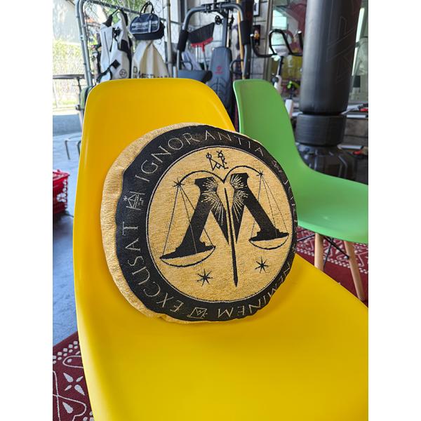 自宅が「魔法省」に変身するユニークなクッション！こういう「なりきりグッズ」ってポッタリアンのテンションを上げてくれるんだよなーハリーポッターに登場する魔法界の政府機関魔法省のエンブレムをゴブラン織りでデザインした35cmサイズのクッションで...