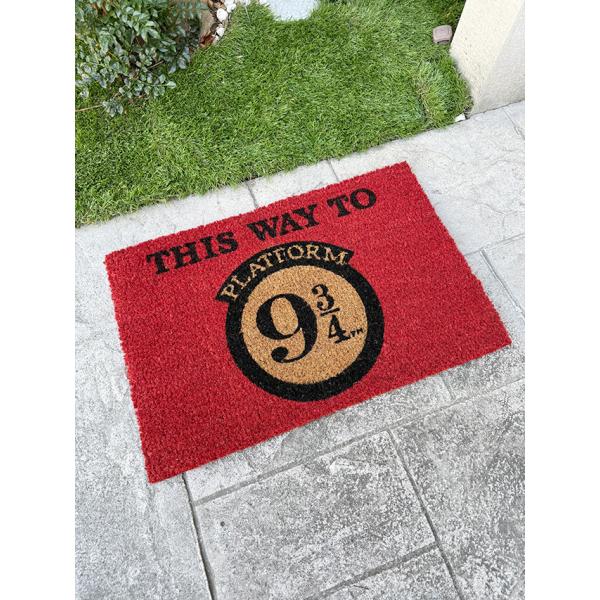 現実の世界と魔法世界をつなぐ冒険の入口が自宅に！ロンドンのキングスクロス駅の9と3/4番線のあの場所をモチーフにしたオフィシャル玄関マットです。ショッピングカートを押して通り抜けるシーンは冒険のはじまりを象徴するシーンだけに ポッタリアンと...
