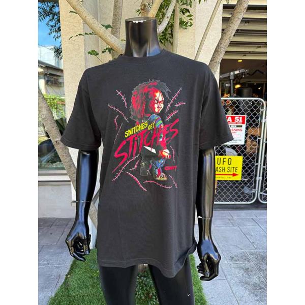 あの悪魔の人形「チャッキー」がキャンディタワーに降臨！ホラー映画ファンならニヤッとしてしまう あの残虐スマイルと「SNITCHES GET STITCHES（チクるヤツは縫い合わせろ）」のキャッチーすぎるメッセージが炸裂する一枚です。黒ボデ...