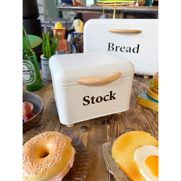 パンを おしゃれに収納する ブレッドケースに待望の「おそろい仲間」がやってきました！その名も ストックケース！ころんとしたスクエアフォルムにナチュラルな木製ハンドルと「Stock」のロゴ見た目はシンプルなのに どこかレトロで愛らしい存在感で...