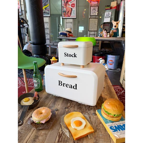 キッチンに置くだけでまるで外国のダイナーみたいな雰囲気に！無駄のないシンプルなフォルムで人気の「見せる収納」シリーズから「ブレッドケース」と「ストックケース」の大小2個セットです。ミントグリーンとアイボリーどちらもマットな質感が魅力の2色展...