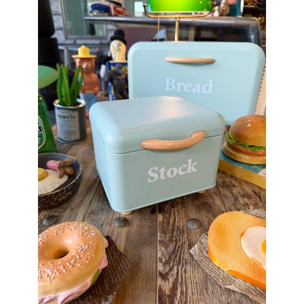パンを おしゃれに収納する ブレッドケースに待望の「おそろい仲間」がやってきました！その名も ストックケース！ころんとしたスクエアフォルムにナチュラルな木製ハンドルと「Stock」のロゴ見た目はシンプルなのに どこかレトロで愛らしい存在感で...