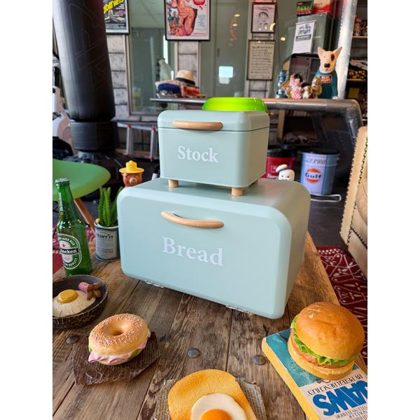 キッチンに置くだけでまるで外国のダイナーみたいな雰囲気に！無駄のないシンプルなフォルムで人気の「見せる収納」シリーズから「ブレッドケース」と「ストックケース」の大小2個セットです。ミントグリーンとアイボリーどちらもマットな質感が魅力の2色展...