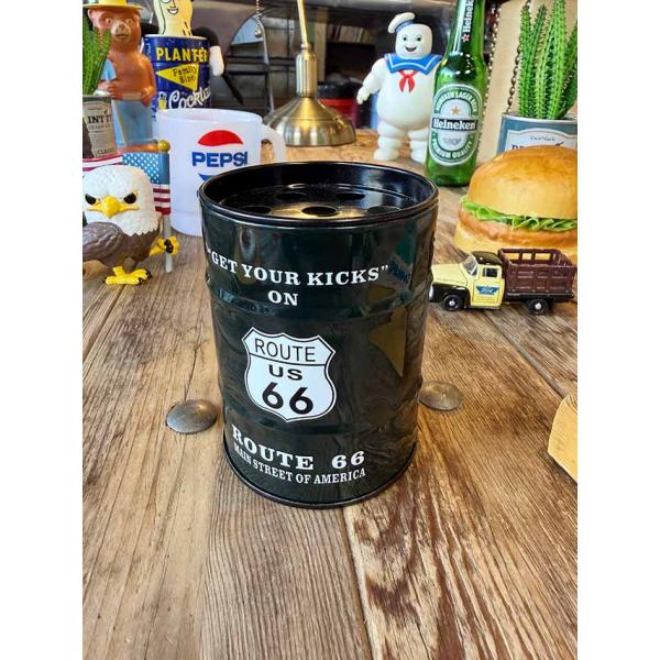 アメリカの永遠のハイウェイ「ルート66」をモチーフにしたキャンディタワーらしい ガレージテイスト全開のアイテム！ミニチュアのオイルドラムをそのまま持ってきたようなデザインで男心をくすぐる この無骨さがたまんないです。ブラックボディに「GET...