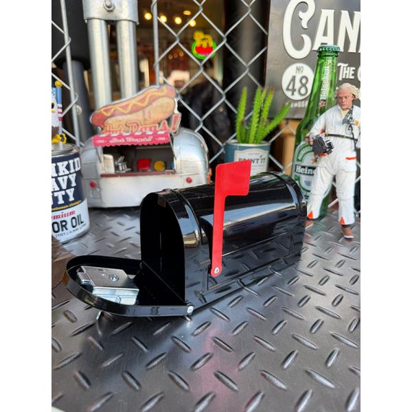 アメリカの郊外に立つポストを そのまま切り取ったような無骨で可愛いコインバンクです。さすがポストジェネラル実用とデザインのバランスが絶妙なんだよなースチールボディにあえて艶を抑えたマットなカラーリング。赤いフラッグがアクセントになっていて本...