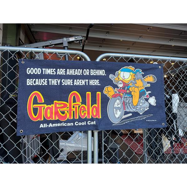 皮肉屋でピザ好き。世界一のぐうたら猫ガーフィールドが今度はバイカー仕様で登場です。ヘッドバンドを巻いて サングラスをかけてアメリカンバイクを乗りこなす姿がなんとも頼もしい（ようで やっぱりユルい）上に書かれたフレーズがまた最高なの！“GOO...