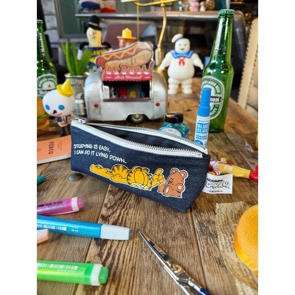 「STUDYING IS EASY. I CAN DO IT LYING DOWN.」「勉強なんて寝転んでできるさ」なんて言いながらちゃっかり自分の世界を確立してるガーフィールド。そのユルさがたまらないデニム素材のペンケースが登場です。分厚...