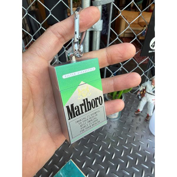 思わず二度見してしまう このリアルさ！本物のたばこパッケージのようなデザインだけど実はこれ 携帯灰皿なんです。メタリックな質感にクラシックなマルボロロゴ。手のひらにすっぽり収まるサイズ感がちょうどよくってバッグやベルトループに付けられるカラ...