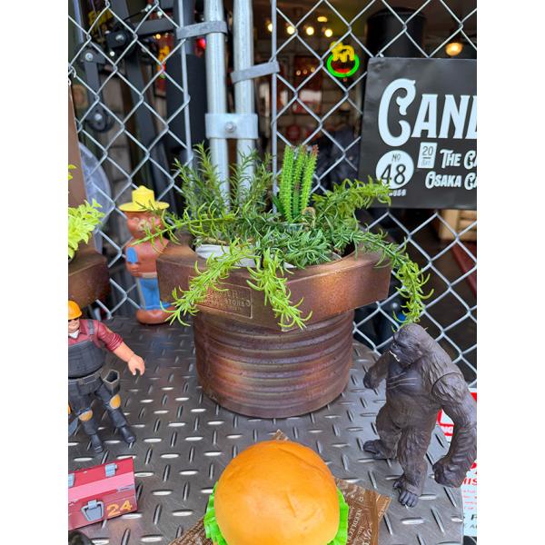 まるで工場の片隅から “そのまま拾ってきた” みたいな ゴツゴツした存在感がたまんない！実はこれ ブリキ製のプランターなんです。巨大ボルト＆ナットをモチーフにしたあの “工具そのまんま” ルックスにやられる人 絶対多いはず！表面のサビ感まで...