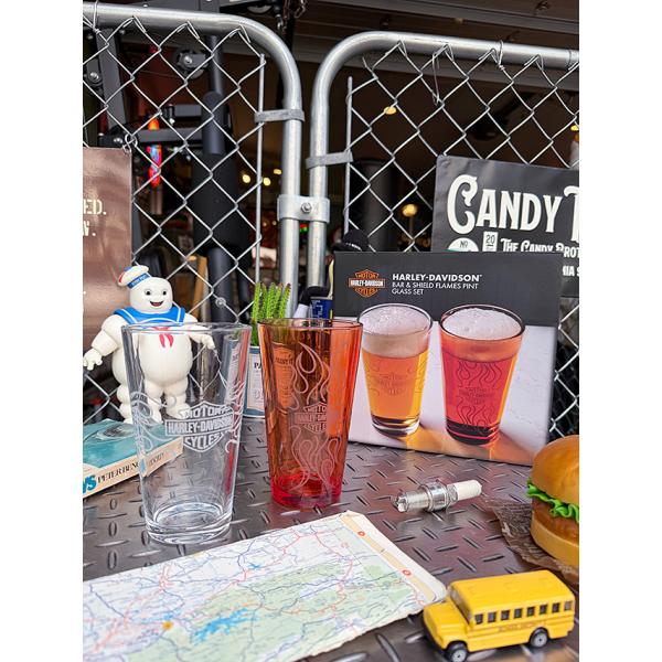家飲み 今日から “ガレージ酒” になります。ハーレーダビッドソンのオフィシャル・パイントグラスセットもう見た瞬間に “強い”クリアとアンバー 2つのグラスにバー＆シールドロゴ＋フレイム柄がガッツリ入っててただ飲み物を注ぐだけで 不良感とア...