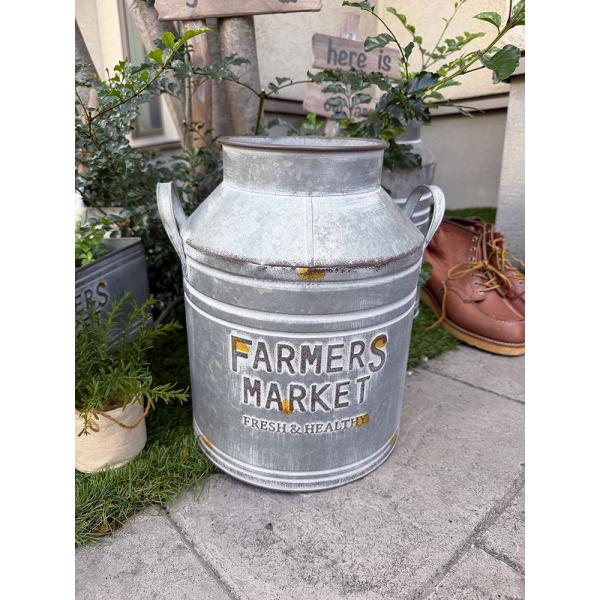 こういうの ただ置いてあるだけで雰囲気が一気に“アメリカの裏庭” になるんですよねーガルバナイズド仕上げのザラっとした質感。使い込まれたようなサビ風ペイント。そしてあのちょっとゆるい「FARMERS MARKET」ロゴ全部が “作りもの” ...
