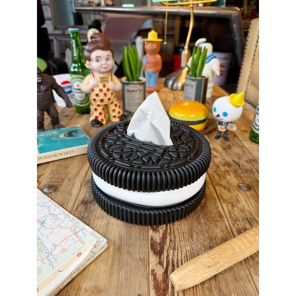 どー 見ても 某オ◯オにしか見えないこの巨大クッキー型ティッシュケース。もはや生活用品というより“甘党の勝ち” を宣言するアメリカンオブジェ。溝の造形からクリームの厚みまで妙にリアルで手に取ると「これ絶対サクッと割れるだろ …？」って錯覚す...