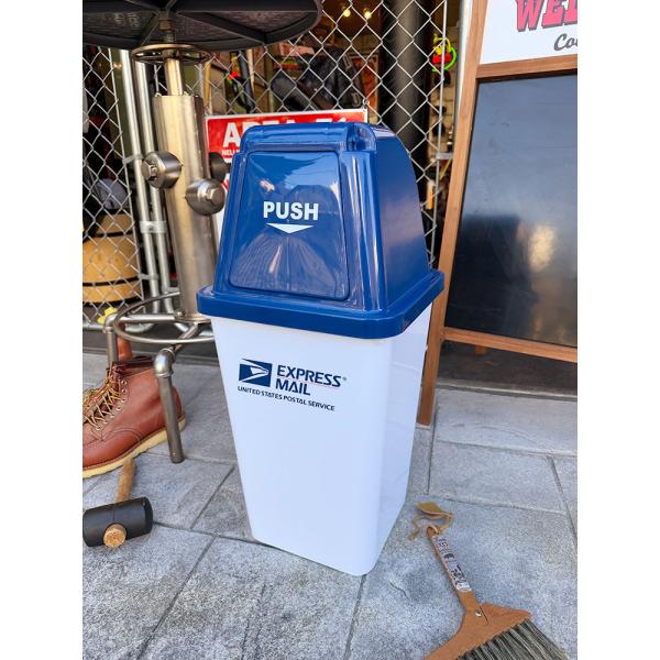 ゴミ箱なのに “USPS公式感” が強すぎ問題これ見て！アメリカ郵便局（USPS）のスイング式ゴミ箱。え 郵便局じゃん。このまま手紙投函できそうじゃん。むしろゴミより手紙入れたくなるヤツ（笑）青 × 白のこの清潔感ロゴの主張“EXPRESS...