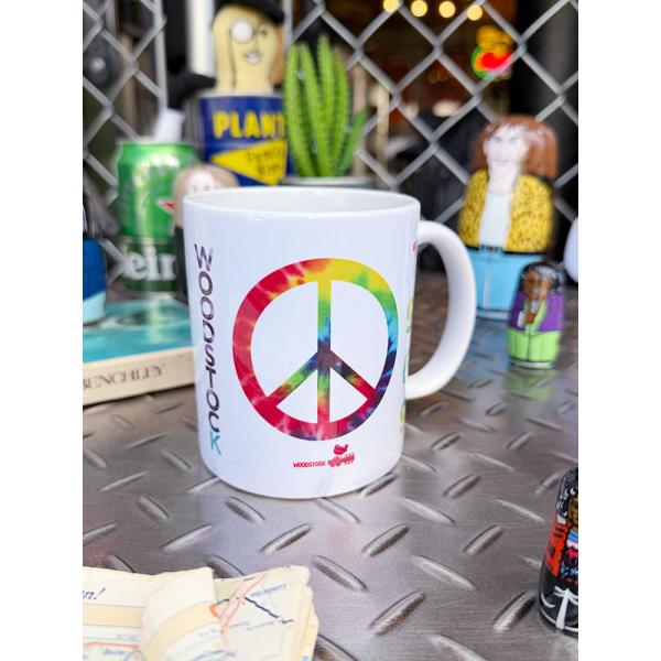 ウッドストックの “ピース” がそのままマグに降臨！歴史的フェスの象徴 “ピースマーク × タイダイ” という最強タッグをまとったウッドストック公式マグカップが入荷しました。背景は無視してこの主役感だけ浴びてほしい。ぐるっと一周どこから見て...