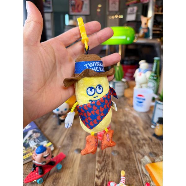 もはや砂糖の化身。なのにカウボーイ。そこが最高！アメリカのお菓子界で「甘すぎ注意報」を常に出し続けている HostessのTwinkies。そのマスコット トゥインキー・ザ・キッドがまさかの “ぬいぐるみキーホルダー” になって登場！まず見...