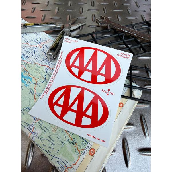 アメ車好きなら一度は憧れる “AAAステッカー”今回は 雑貨屋テイストの雰囲気モノではなくまさかの本物仕様が入荷しました。赤×白のクラシックロゴがもうたまらなくて紙質やプリントの質感までリアルそのもの「APPLY TO CLEAN SURF...