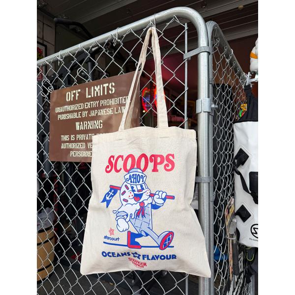 【このキャラ 反則的にズルい】ストレンジャー・シングス オフィシャル トートバッグこれね もう完全に “キャラで勝ってる” ヤツですストレンジャー・シングス好きなら一発で分かるあの「SCOOPS AHOY」（スクープス・アホイ）の世界観で ...