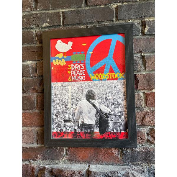 【壁に飾るだけで 1969年が鳴り出す】これ ただのアートフレームじゃありません伝説のフェス“ウッドストック” の空気そのものあの有名なロゴギターにとまる鳥“3 DAYS OF PEACE &amp; MUSIC” のメッセージそしてステー...