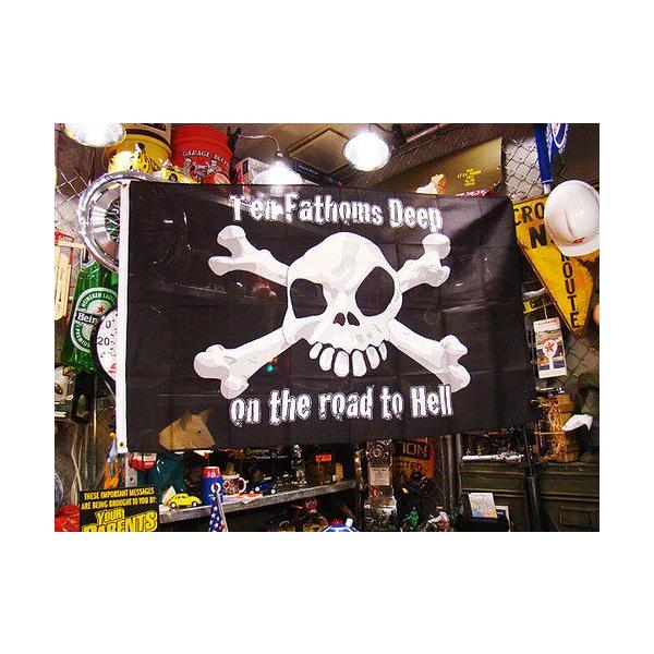 悪者の象徴として使われるスカル＆クロスボーンのフラッグです。あえてワルっぽく演出したいときってあるでしょ！まさにそんなシーンにこれをバサッと広げれば、アッという間に悪党のアジト的な世界が完成しちゃうってわけ！ 仲の良い友達と、週末になると集...