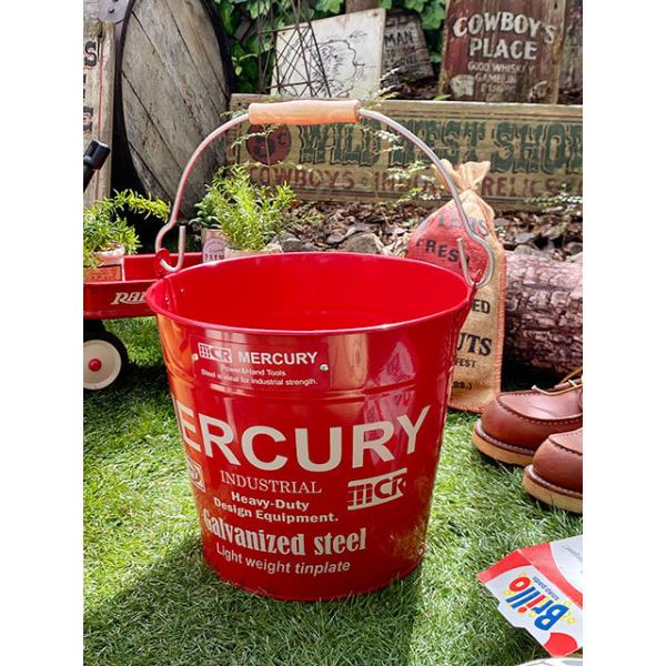 アメリカの工場に入ると置いてそうな雰囲気がたまんない！マーキュリーの名を一躍有名にしたベストセラー商品マーキュリーバケツです。「バケツ」って聞くと、普通ならあの青いプラ製のヤツを思い浮かべるけどボクらが欲しいのはそれじゃなくて、こういうヤツ...