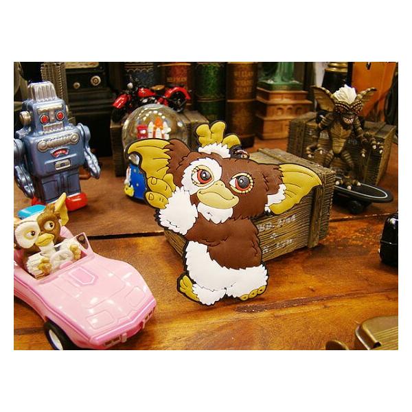 大ヒット映画「グレムリン」のモグワイこと、ギズモがラバーキーホルダーになって登場です。かつてこれほど愛された映画キャラがいるだろうか？と思うくらい、未だに根強い人気があってグッズが毎年のようにリリースされています。そんな中でギズモの可愛さが...