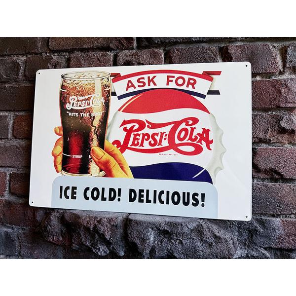 1945年復刻版（￣ーi￣) たらり…美味しそうぅぅぅぅ♪そうそう　これが飲みたかったんだよねぇーあぅ（＞。＜）。すっかり看板の魔力にやられちゃいました（笑）グラスの水滴まで忠実に描かれていて乾いたのどにペプシはどう？と言われているようでし...