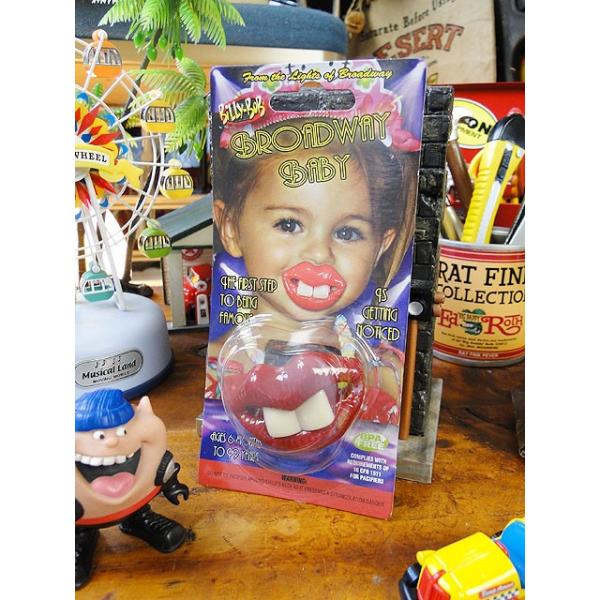 可愛い赤ちゃんにパクッとおしゃぶりをくわえさせれば出っ歯のブサイクなオヤジに変身させれちゃう・・・・全米で大ヒットしたジョークアイテム、ビリーボブおしゃぶりがコレ！まあ、とにかくこの商品のおもしろさは、一度見ちゃうと忘れられない・・・・その...