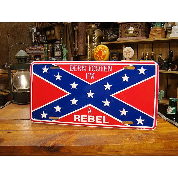 ちょいとアウトローな雰囲気のカスタムバイカー達が好んで身につけるレベルフラッグをそのままデザインしたライセンスプレートです。赤＆青＆白の星条旗カラーで色合い的にも好きって人が多いみたい！ちょい悪ムードを演出したいなら、この看板をアクセント的...