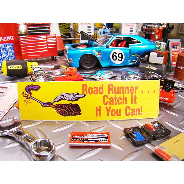今、車好きから大人気のキャラクター、ロードランナーがミニサイズのバンパーステッカーで登場です。足をクルクルクルっと回して爆走するおなじみのシーンをデザインしました！ロードランナーのキャラクター性を盛り立てるかのようなビビッドなイエローが目立...
