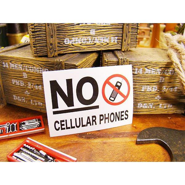 アメリカ街角やショッピングモールなんかで見かける警告サインをモチーフにしたミニサイズのステッカーです。小物やちょっとした空きスペースをカスタムするのにベストなサイズになっています。こういう英語な雰囲気がちょっとあるだけで、身の回りのモノがア...