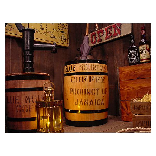 人気のコーヒー木樽を玄関先にも飾りたい！そんな要望から誕生したのがこのコーヒー木樽の傘立てです。しっかりと使える道具でありながら玄関先をオシャレに飾れちゃうこのアイテムは木樽のあるシーンが好きって方にまさに持ってこいの商品。木樽の上部にはア...