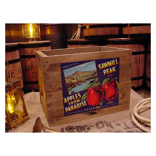 アメリカの農園から出荷される際にみんな「我こそは一番！」とばかりに独自のラベルを木箱に貼り付けて全米に出していたんです。そんな当時のフルーツ木箱を見事に再現した商品がこの木箱です。オールド感はおなじみの特殊塗料で見事なまでに味わいが出ていま...