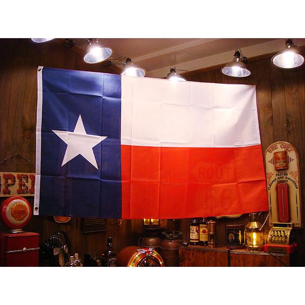 テキサス州の旗、テキサスローンスターのビッグサイズフラッグです。こういう路線ってマニアックでしょ！普通の雑貨屋さんじゃ、まず見かけないってヤツです。カウボーイ系が好きな人なら、壁を大きく飾れるこのアイテムはたまらないはず！天井から吊り下げて...