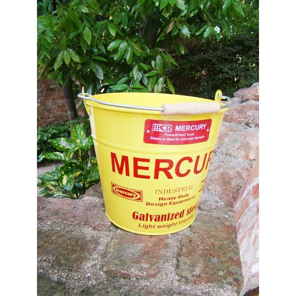 アメリカの工場内に転がってそうな雰囲気がたまんないね！マーキュリーのガレージングバケツです。バケツと聞くと、あの青いプラ製のヤツが思いつくけど、ボクらが求めているのはやっぱりこういうヤツ！まるでオイル缶のような英文字の見た目や、ワンポイント...