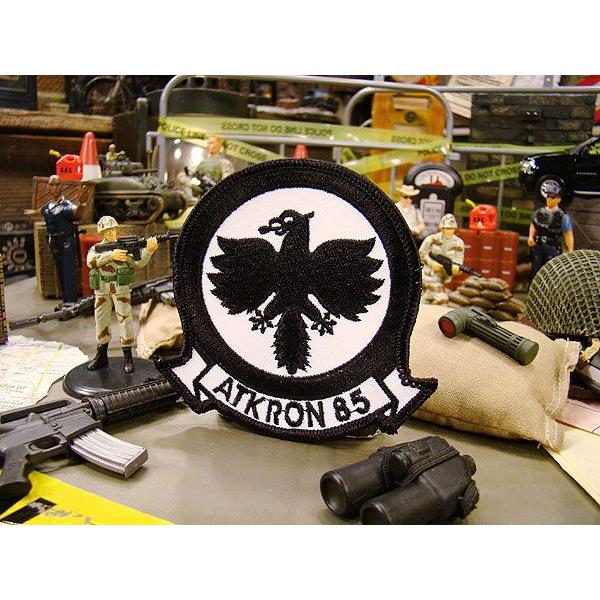 現在は解散した第85攻撃飛行隊ブラックファルコンズのミリタリーワッペンです。その名のとおりブラックを基調としたデザインで、円形にリボンロゴが付いたアメリカらしい見た目がグッド！シックなカラーだけどインパクトのある見た目にしたい人にはもってこ...