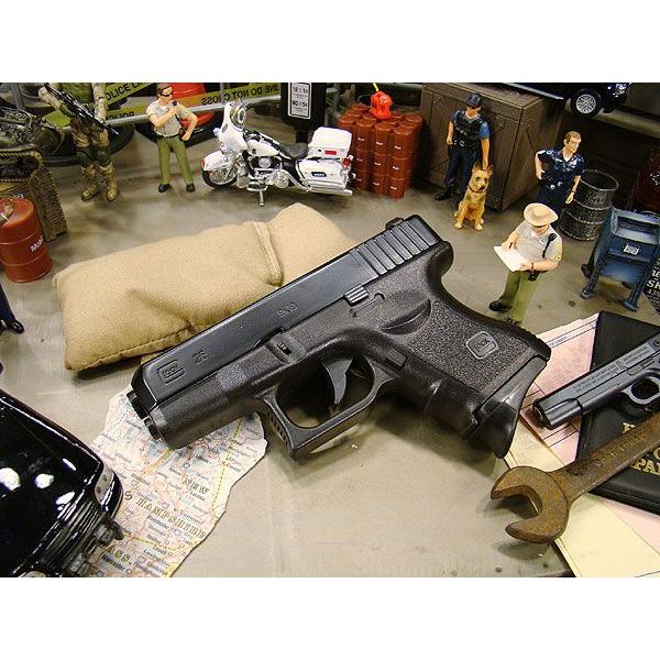 グロックをリアルに再現したガンライターです。この手の銃をモチーフにしたライターは昔からありますが、これはさらに実銃のアクションを再現してモデルガンのようなリアルな動作をするのがウリなんです。トリガーを引くと火が出る構造はこれまでどおりですが...