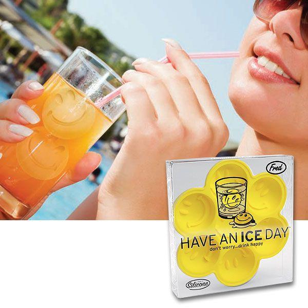 完成しました！幸せ呼び込む自家製スペシャルドリンクがこちら！なーんてね！誰もが知ってるあのスマイルマークを氷で作っちゃおうという誰も思いつかなかった遊びがコレ！いやーこのドリンク、ホントみんなから評判イイんです。これを飲むだけでみんな自然と...