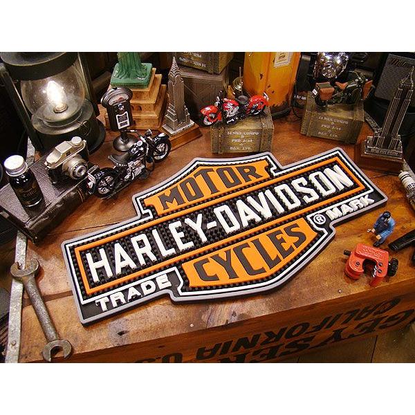 ハーレーダビッドソンの伝統のロゴマーク、バー＆シールドをそのままデザインにしたバーマットです。アメリカの製品にしては珍しく小振りなサイズになっていて、これがまたボクら日本人がちょうど欲しい大きさなので嬉しいの！いわゆるちゃぶ台テーブルにちょ...