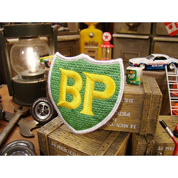 モータースポーツファンにはすっかりとおなじみのブランド、BPのレーシングワッペンです。緑のシールドシェイプ（盾型）のこのマークは今や昔のロゴとなりましたが、やっぱりボクらのイメージは現行ロゴより断然こっちでしょ！このグリーンがまた目を引くの...