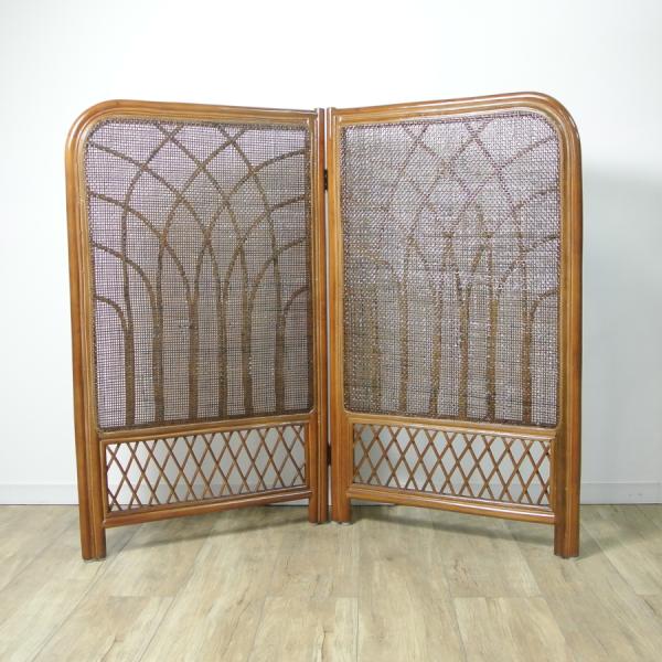 季節、場所を問わず使用可能な籐製の衝立です。間仕切りや目隠し、日よけなど、様々な用途でご利用いただけます。籐製なので、通気性も抜群。折りたたみが可能で、収納にも困りません。サイズ：約幅60×厚さ3×高さ100cm×2連構造部材：籐表面加工：...