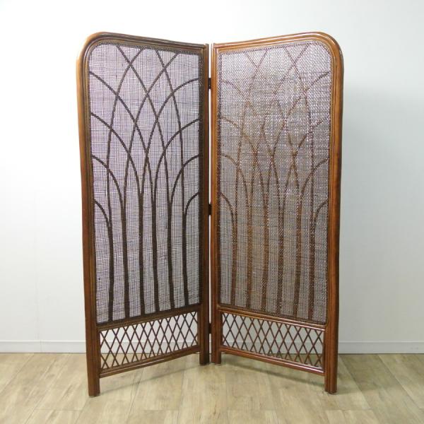 季節、場所を問わず使用可能な籐製の衝立です。間仕切りや目隠し、日よけなど、様々な用途でご利用いただけます。籐製なので、通気性も抜群。折りたたみが可能で、収納にも困りません。サイズ：約幅60×厚さ3×高さ140cm×2連構造部材：籐表面加工：...