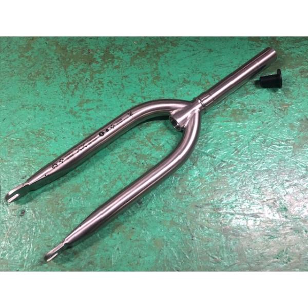 ECLAT JACKAL FORK 3/8"0mm 台座なし　BRUSHD TITAN 仕様：3/8mm オフセットなし　台座なし　　　3AL2.5Vチタン製　　　1.75″から1.95″幅のフラットランド・タイアの使用を想定したスリムで軽...