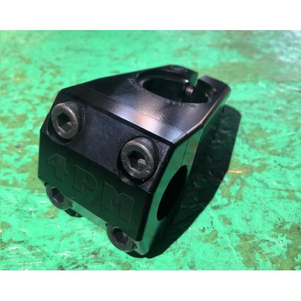 Mullet Products  4PM STEM 37mm仕様：材質 : A6061-T6　　　高さ : 6mm　　　長さ : 37mm　　　厚み : 30mm　　　ボルト : M8 X 1.25P 22MM , 頭部Φ13厚み8MM　　...