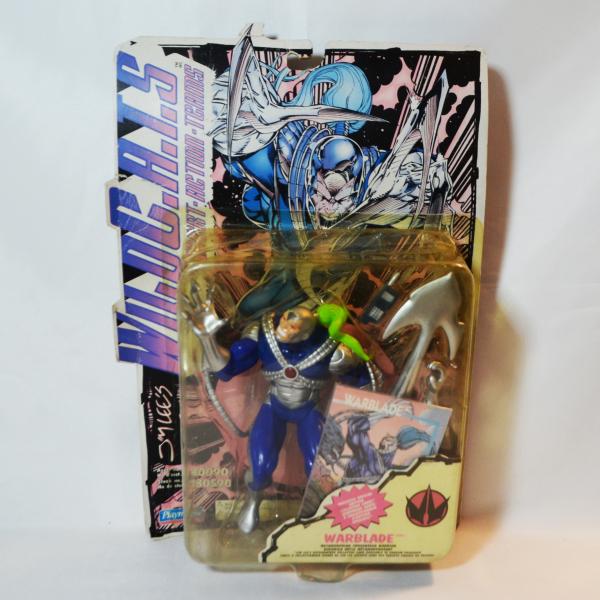 青いボディにシルバーのアクセント、トライデント付きのWARBLADESフィギュア。- モデル名: WARBLADES- 色: 青- 付属品: トライデント、カード- シリーズ名: WildC.A.T.s- メーカー: プレイメイツ　ご覧いた...