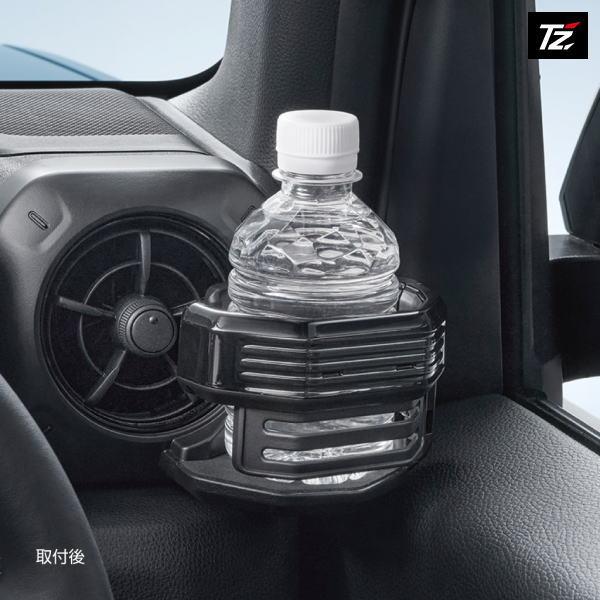 トヨタ純正 TZ用品 エアコンドリンクホルダー（運転席用）エアコンの送風口に取り付ける車種専用設計のドリンクホルダーです視界を妨げず、手が届きやすい位置への取り付けで、快適にお使いいただけます車両内装と調和した意匠で、一体感を高めます350...
