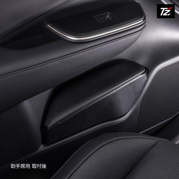 トヨタ純正 TZ用品 サイドBOXゴミ箱（助手席用）運転席用は別売です。フロントドアポケットにすっきり収まるダストボックス。ダンパーを使用することで、フタがゆっくり閉じる高級感ある仕様です。側面についていいる緩衝材がガタツキ音を抑制します。...